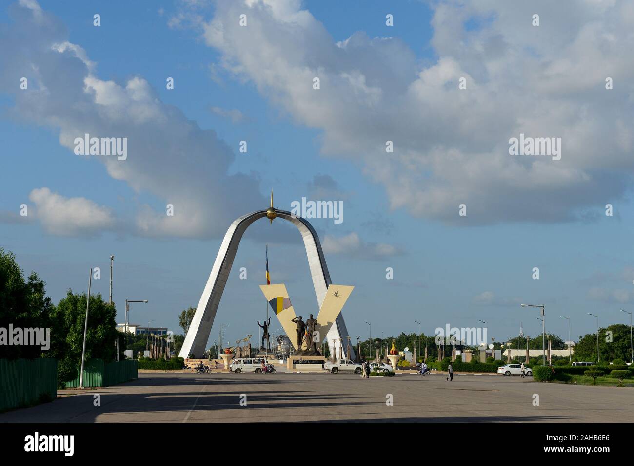 Tchad, N'Djamena, la Place de la Nation, rond-point avec la sculpture ...