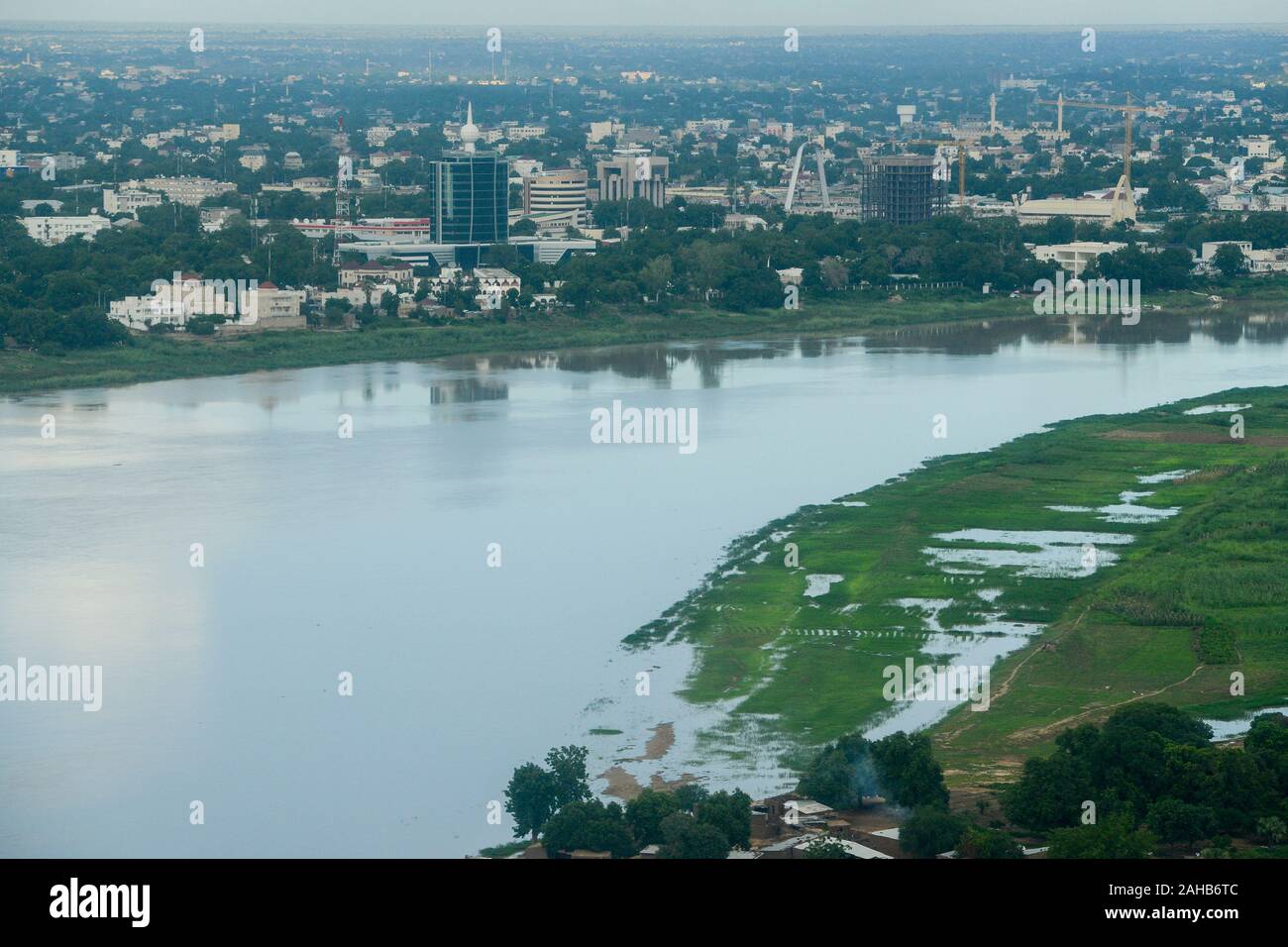 Tchad, N'Djamena , vue aérienne, de la rivière Chari, frontière ...