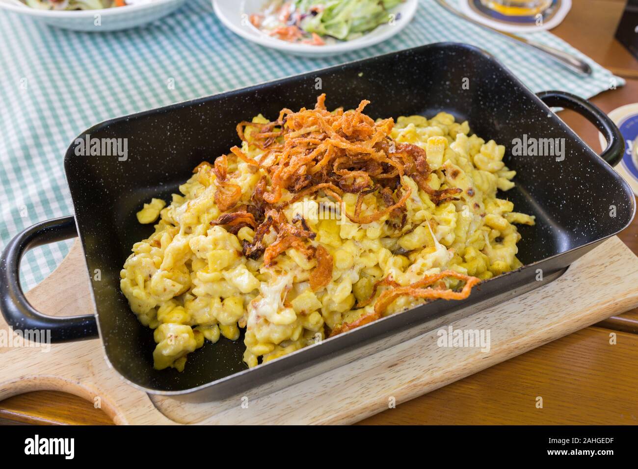 Bavarian spaetzle in pan Banque de photographies et d’images à haute ...
