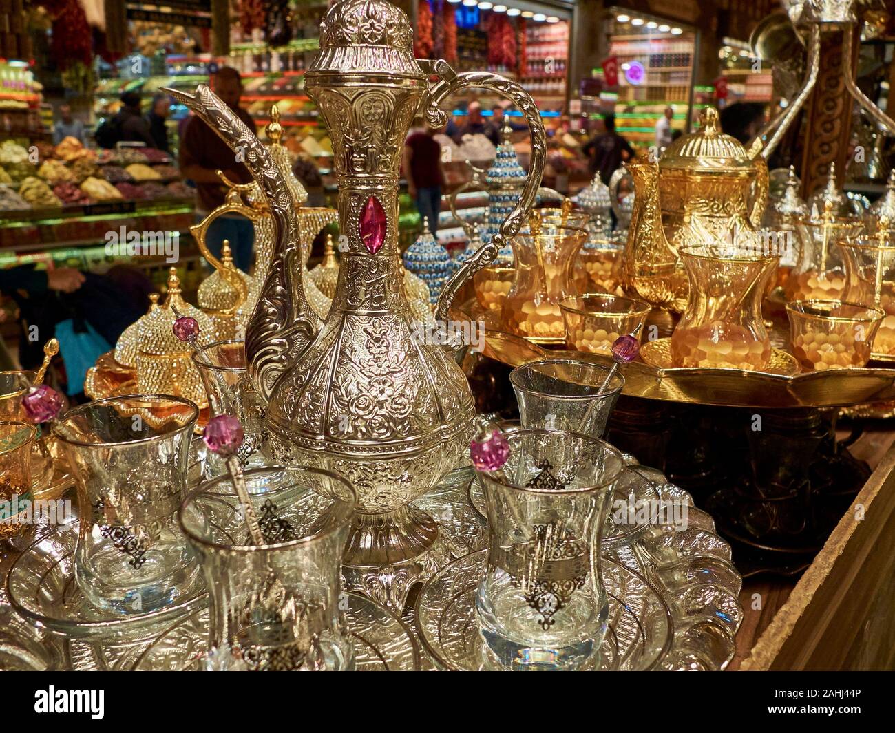 Ustensiles de cuisine turque traditionnelle colorée au marché aux ...