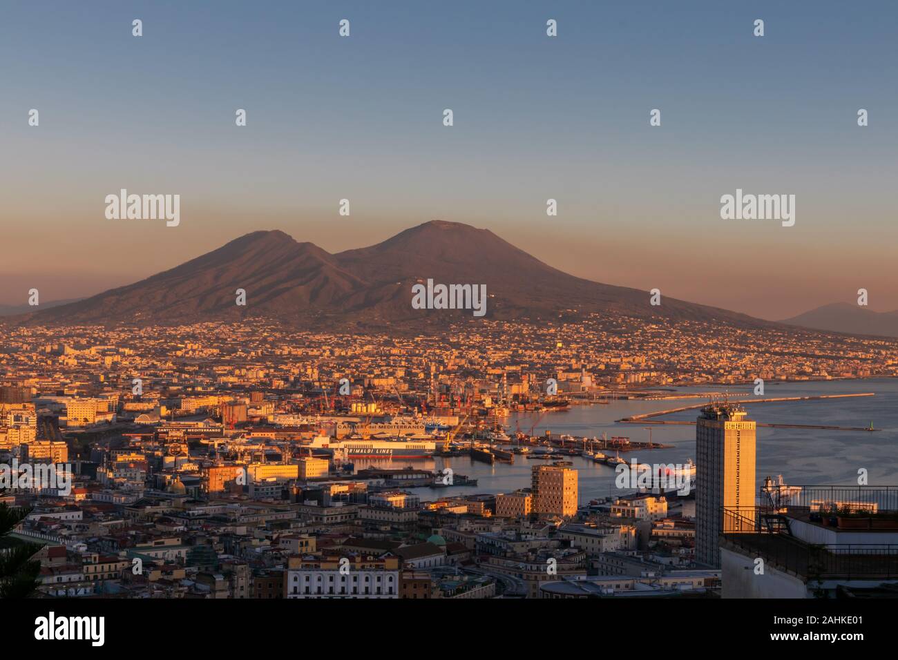 Vue panoramique de la ville de Naples, Italie. Les bâtiments, le port à ...