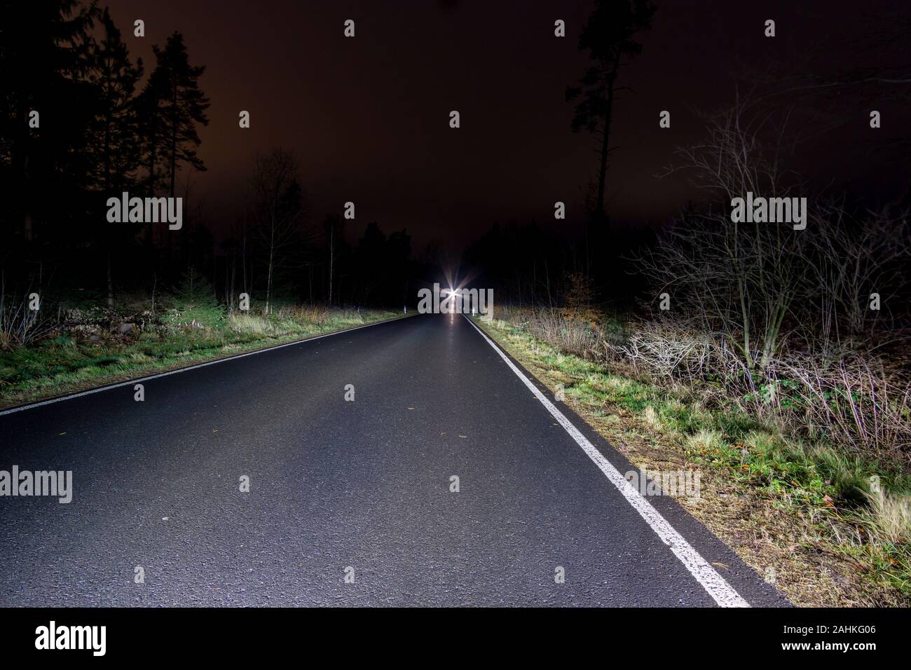 Route de nuit Banque de photographies et d’images à haute résolution ...