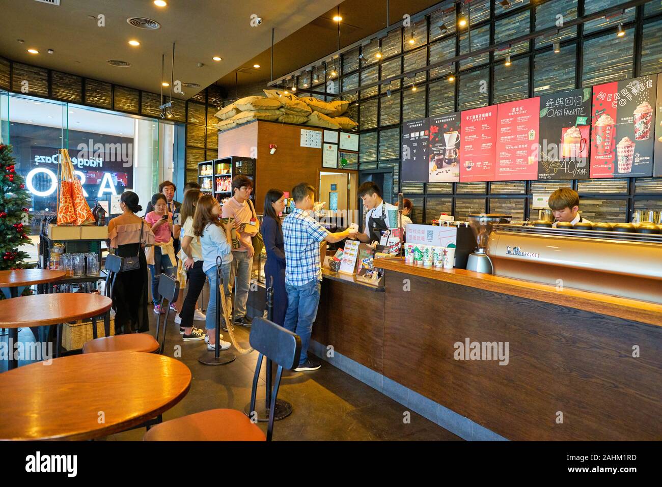 People inside starbucks coffee shop mall Banque de photographies et d ...