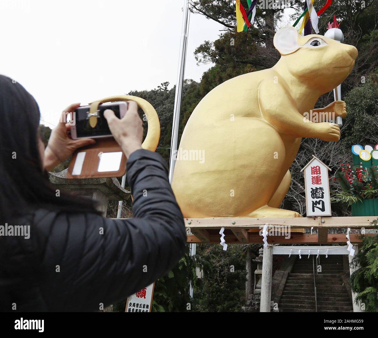 Tsu, Mie, Japon. 31 Dec, 2019. La statue d'un rat d'or portant un objet ...