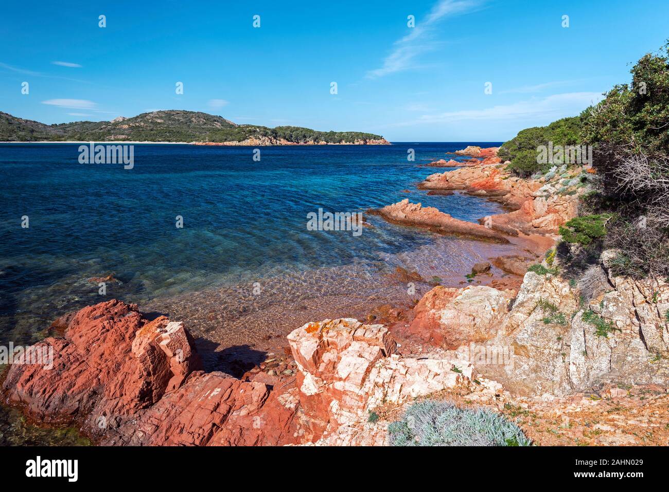 Les roches rouges de décorer l'une des plus belles Plage de rondinara ...