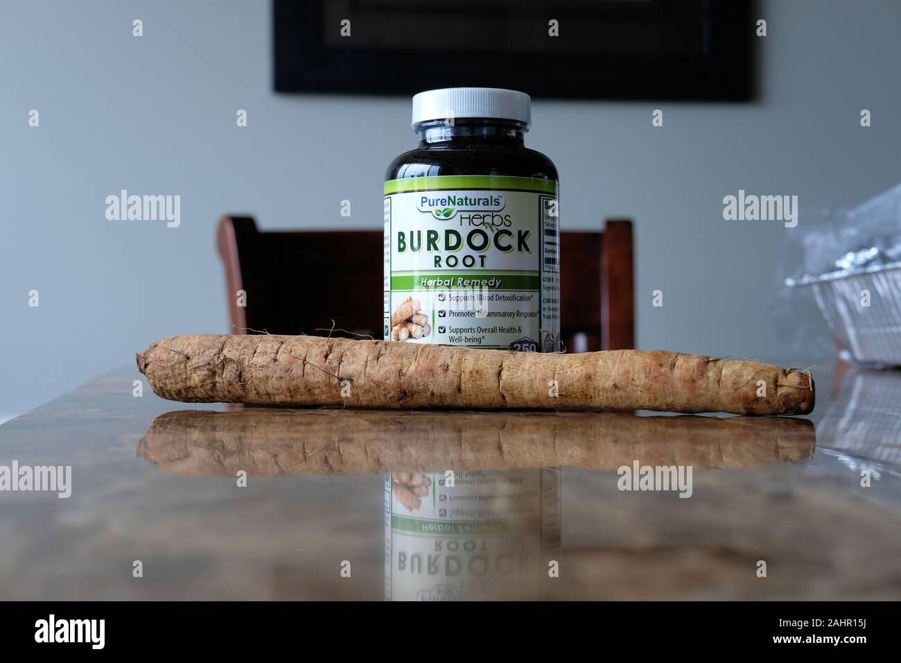 Bouteille de racine de bardane gélules avec une racine de bardane sur ...