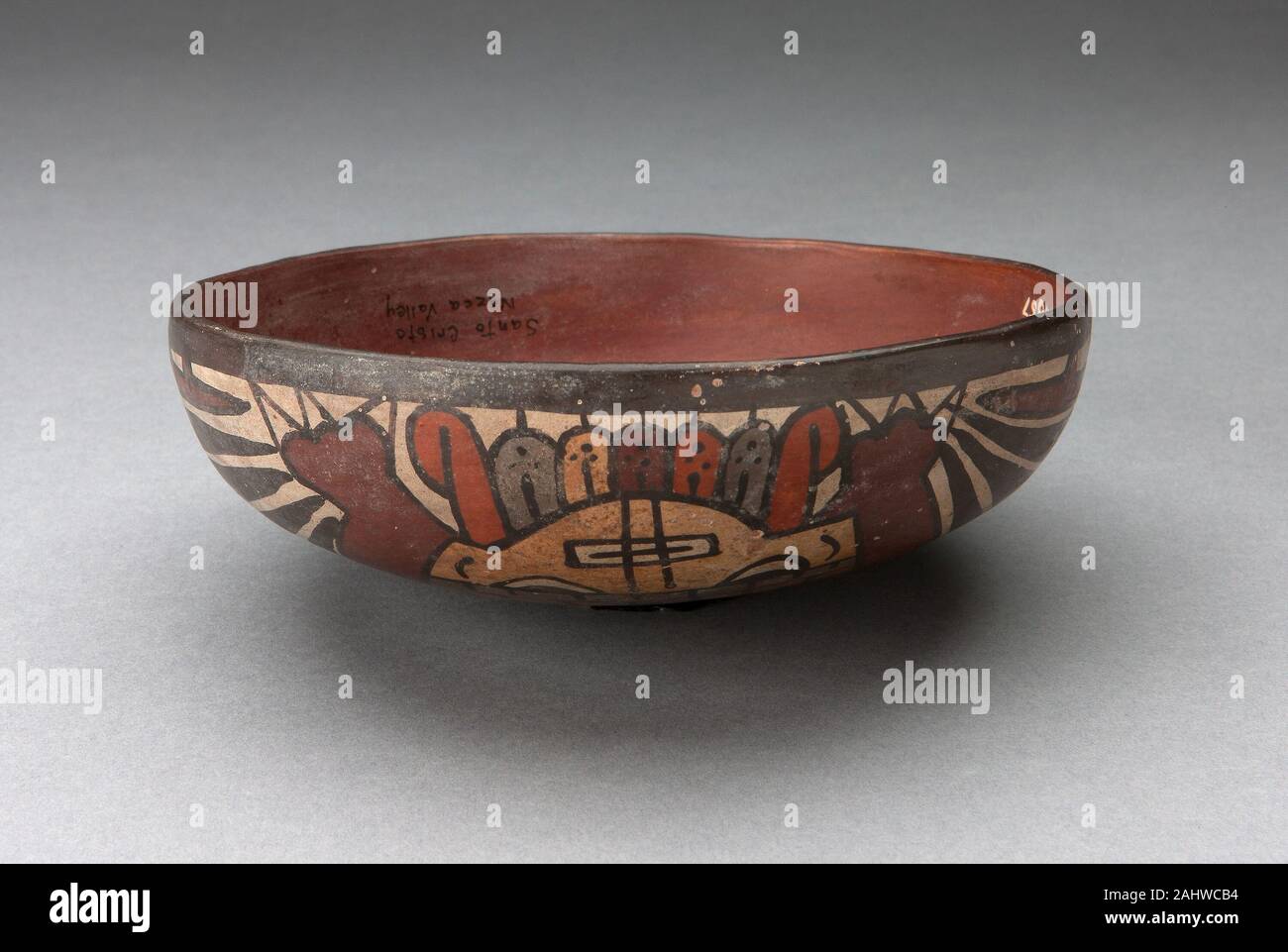 Nazca. Couvercle pot illustrant la figure en costume avec les attributs ...