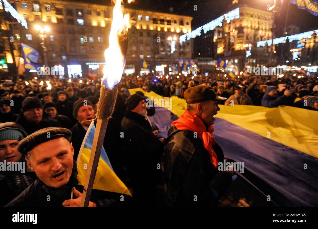 Les militants de partis nationalistes ukrainiens tiennent des torches d ...