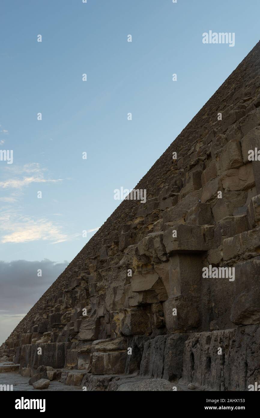 La grande pyramide de Gizeh (également connu sous le nom de la pyramide de Chéops et la pyramide ...
