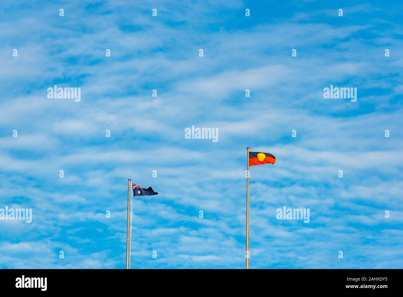 Drapeau autochtone contre le ciel bleu Banque de photographies et d ...