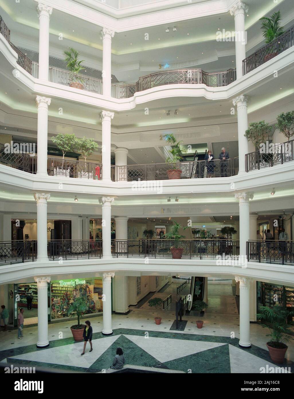 Whiteleys shopping centre london Banque de photographies et d’images à ...