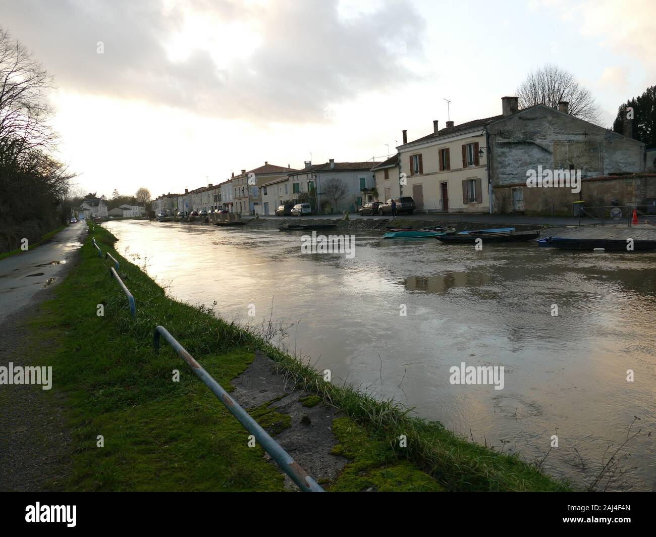 COULON dans le Marais Poitevin 'National Park' Grand Site de France ...