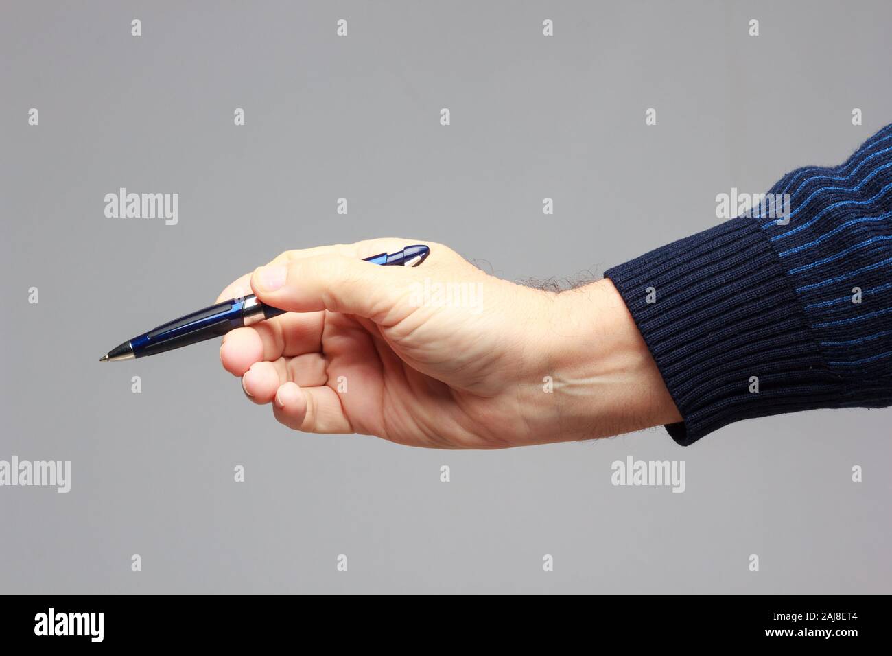 Des profils la main avec un stylo pour écrire des idées, signer des ...