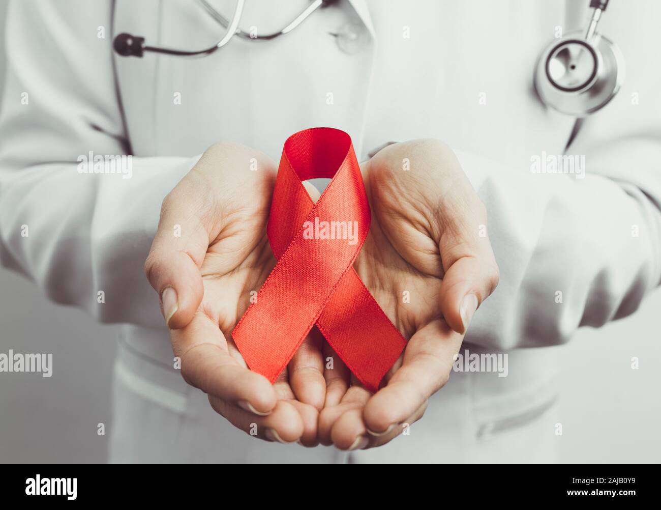 Le ruban rouge est un symbole de la lutte contre le SIDA Photo Stock ...