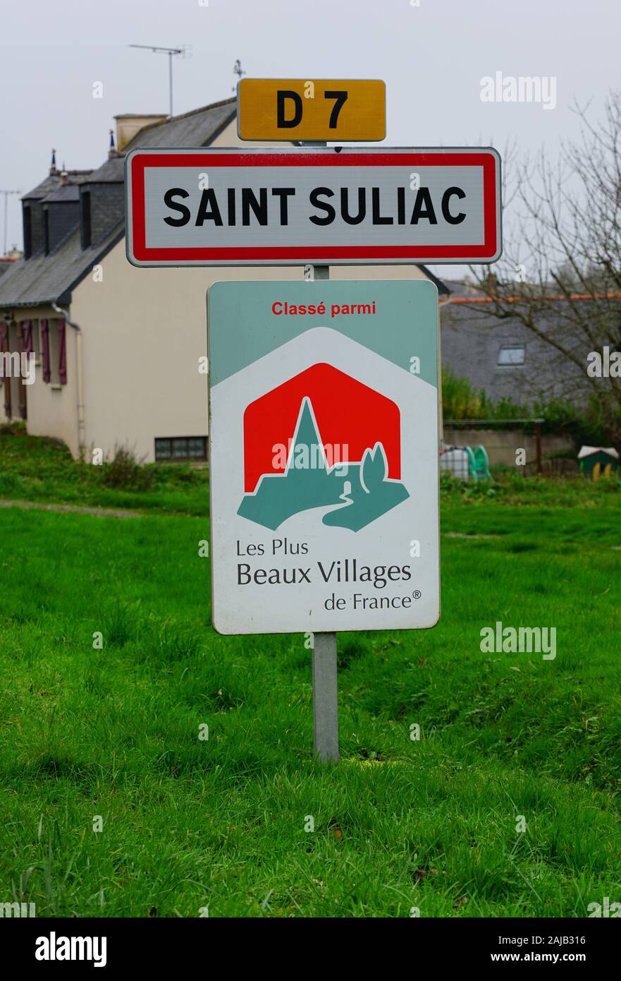 SAINT-SULIAC, FRANCE -27 DEC 2019- Vue de Saint-Suliac, un petit ...