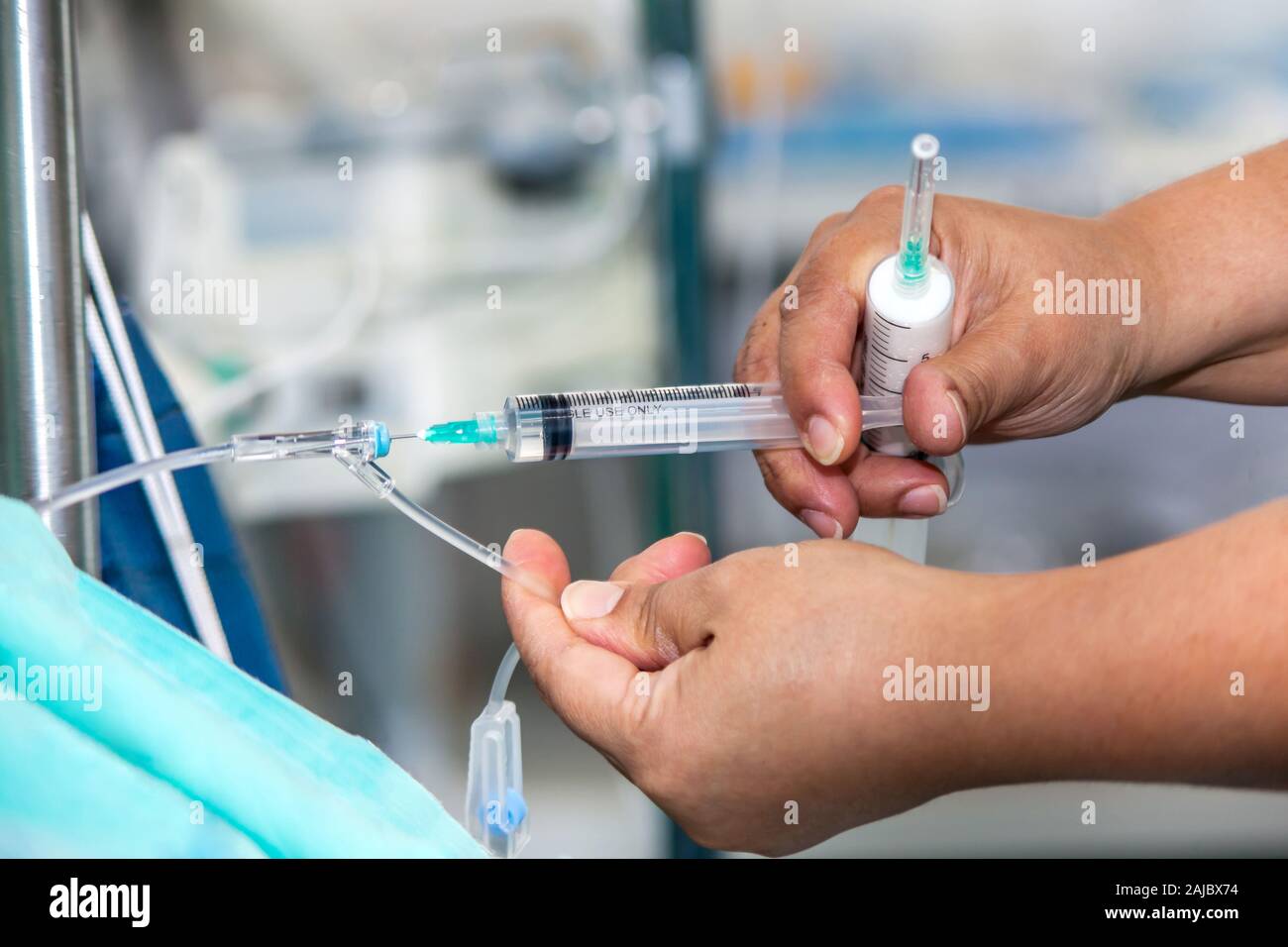 L'injection d'une infirmière médicament grâce à un système de perfusion ...