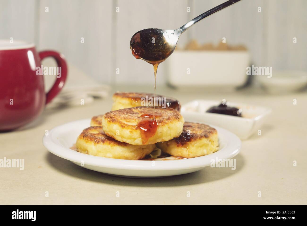 Verser alimente dans une assiette Banque de photographies et d’images à ...