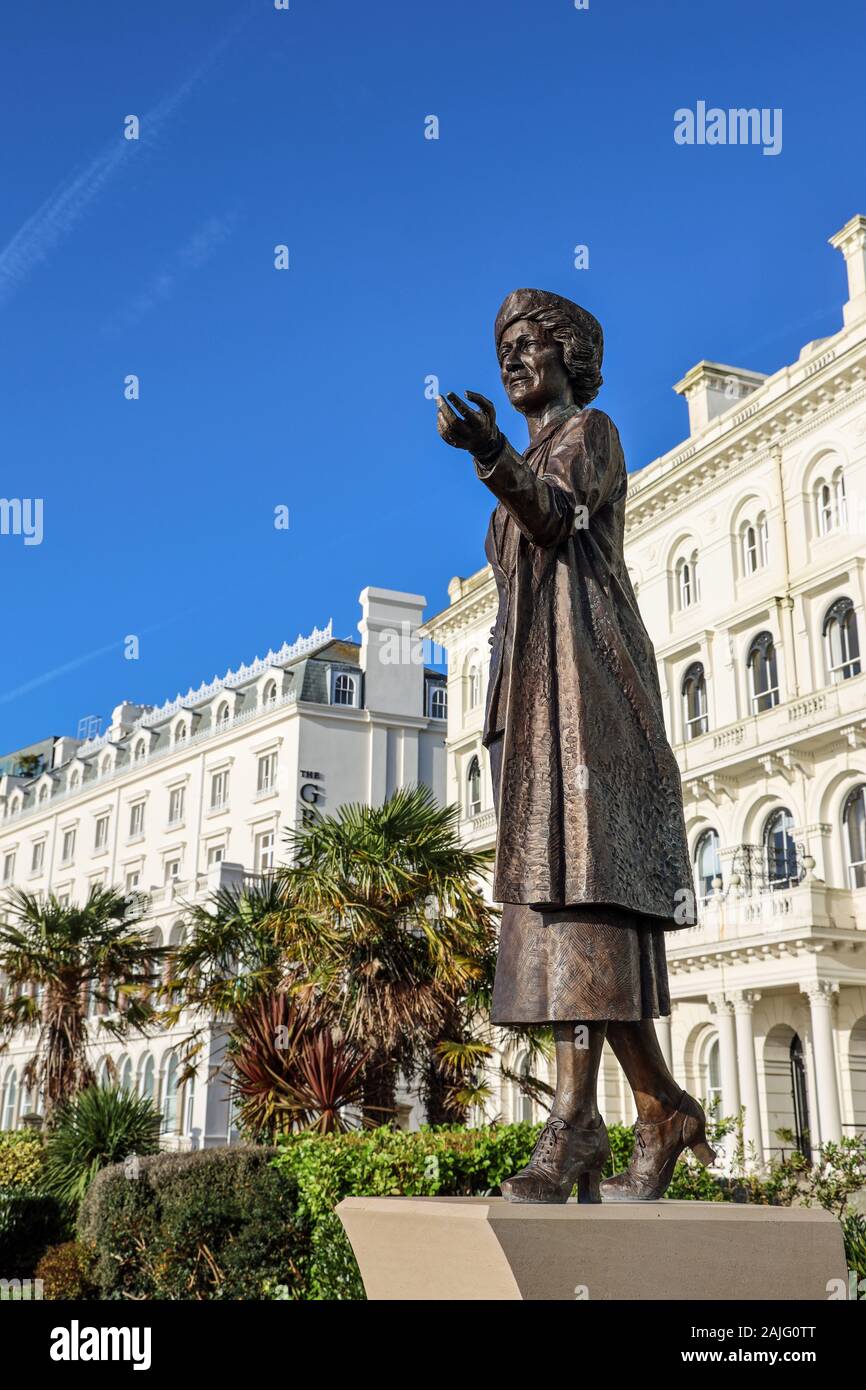 La statue de nancy astor Banque de photographies et d’images à haute ...