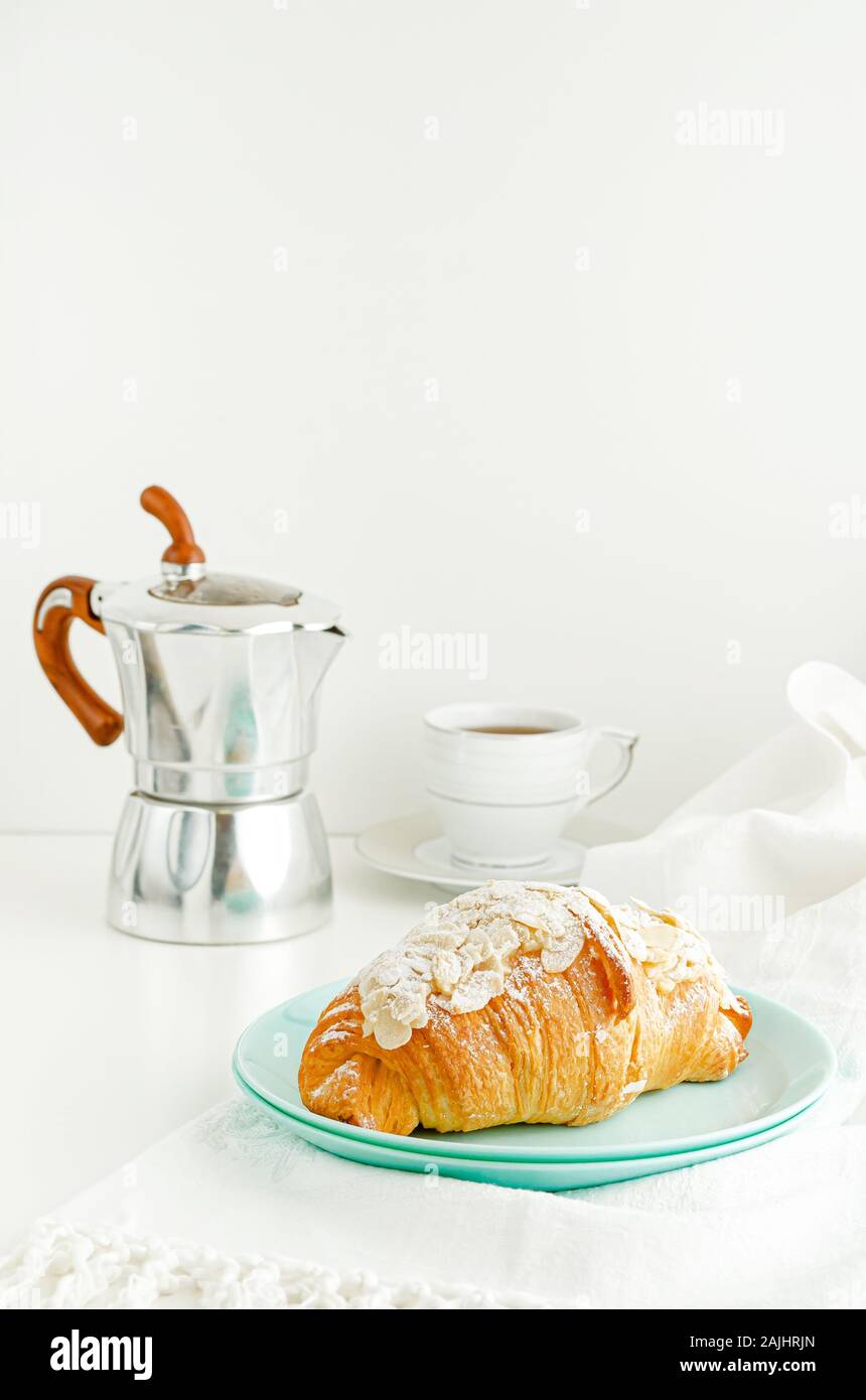 Petit déjeuner et collation arrière-plan. Des croissants frais et du ...