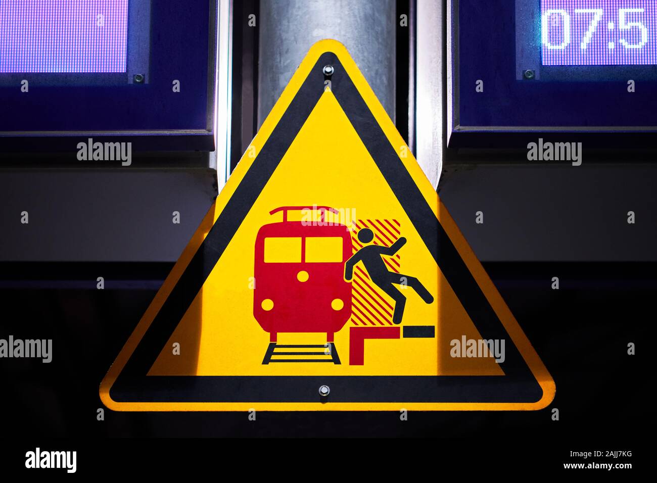 Panneau d'avertissement triangle jaune Banque de photographies et d ...