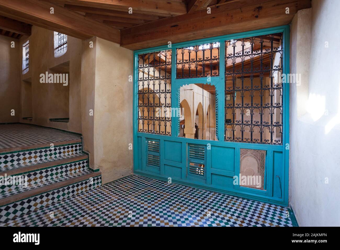 Le balcon avec la mosaïque colorée au sol dans la synagogue Slat Al ...
