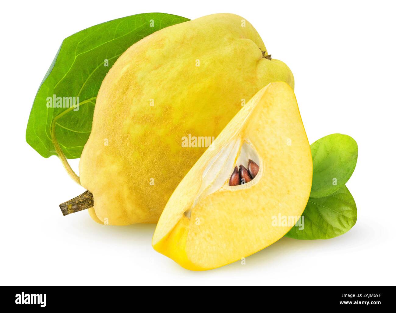 Coing isolés. Un fruit entier avec la feuille et un filtre en coin avec ...