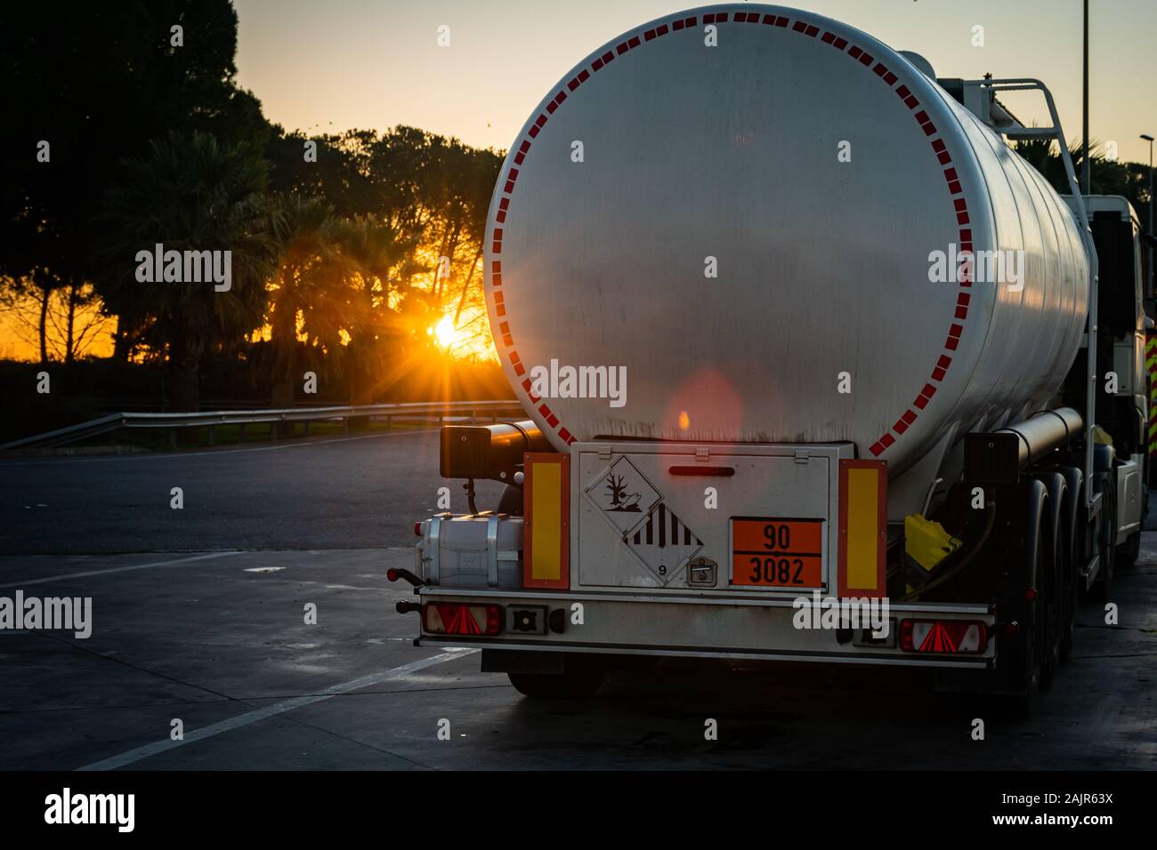 Camion citerne adr Banque de photographies et d’images à haute ...