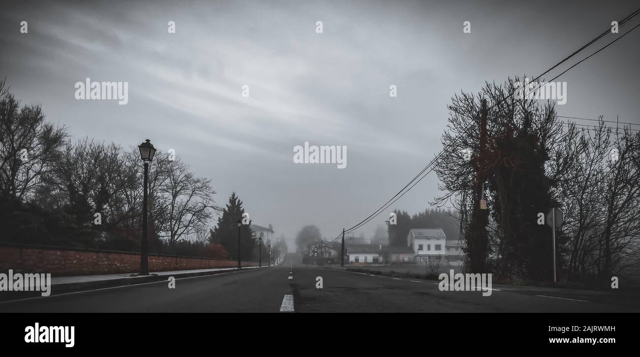 Route sombre Banque de photographies et d’images à haute résolution - Alamy