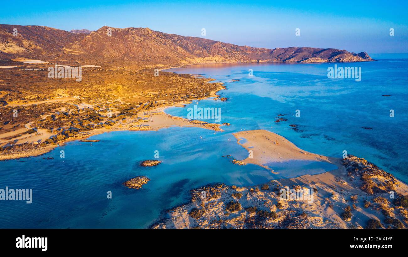 Drone aérien tourné de belle plage avec sable turquoise rose Elafonissi ...