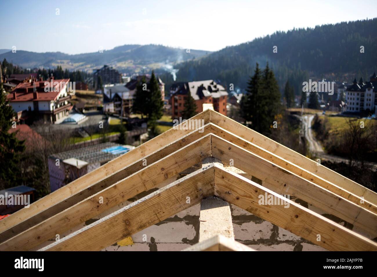 Libre de châssis de toit en bois poutres bois rugueux sur fond de ...