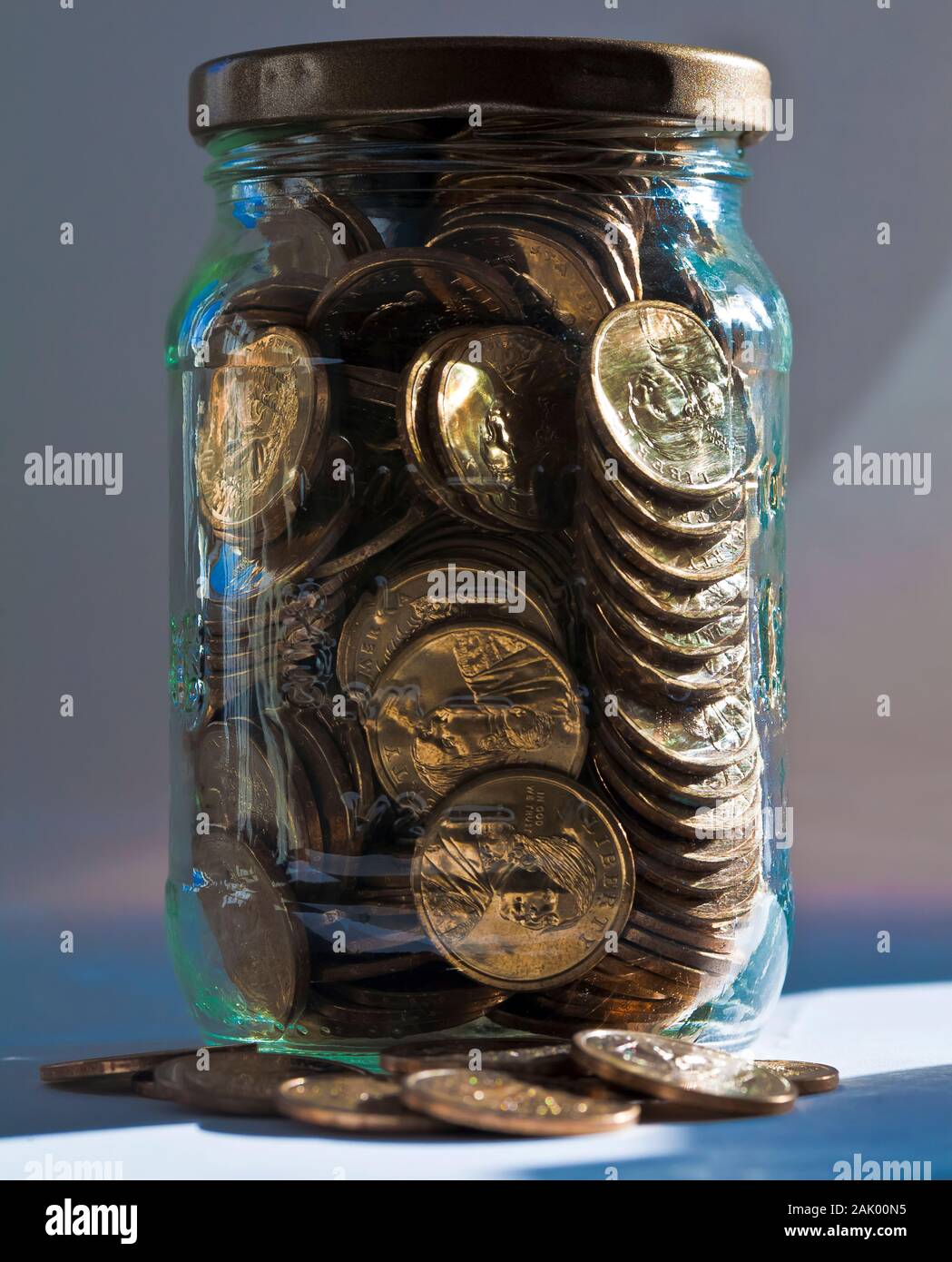 Jar full dollar gold coins Banque de photographies et d’images à haute ...