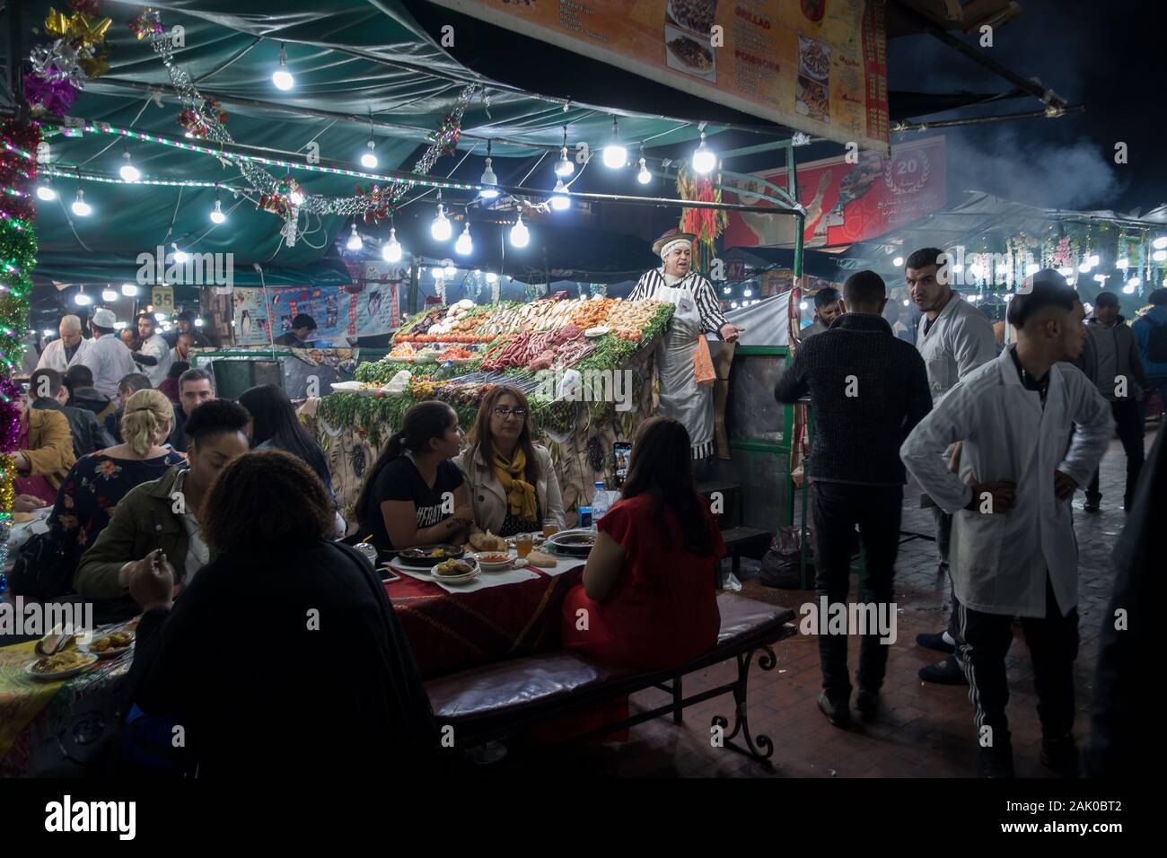 Les places et les souks de Marrakech sont le lieu d'interagir avec la ... Les places et les souks de Marrakech sont le lieu d'interagir avec la ...