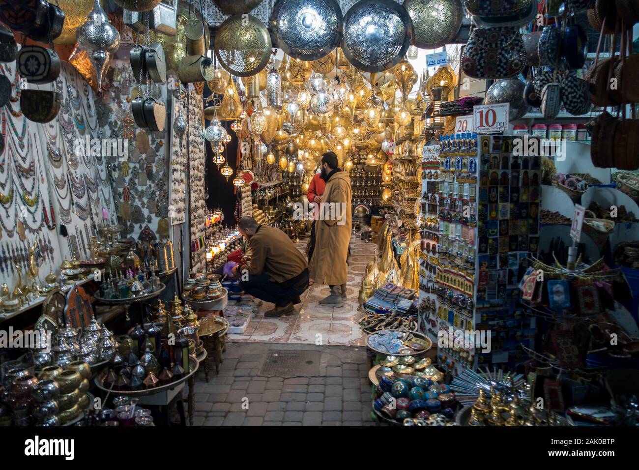 Les places et les souks de Marrakech sont le lieu d'interagir avec la ... Les places et les souks de Marrakech sont le lieu d'interagir avec la ...