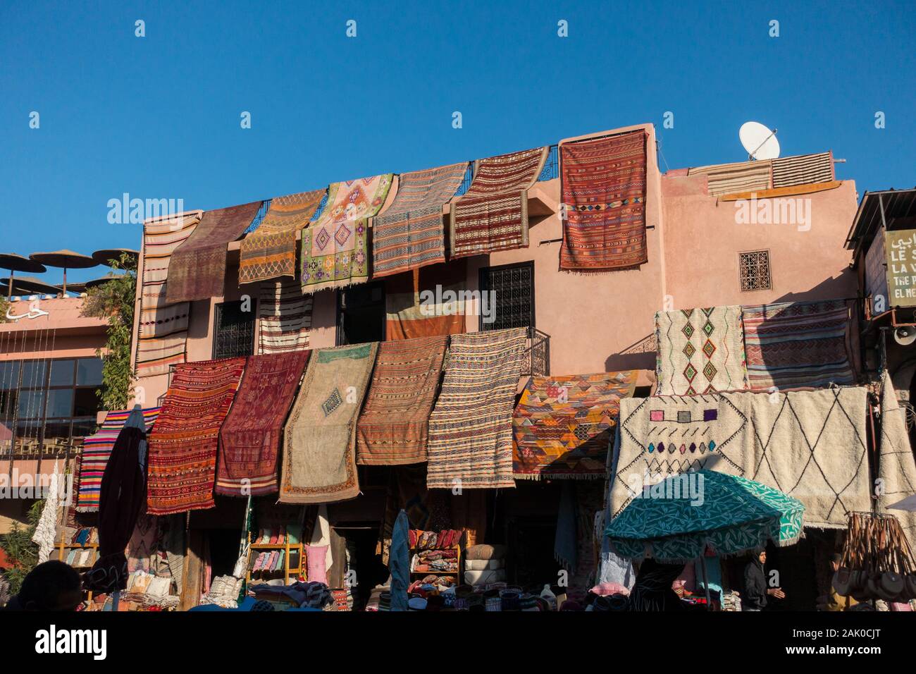 Les places et les souks de Marrakech sont le lieu d'interagir avec la ... Les places et les souks de Marrakech sont le lieu d'interagir avec la ...