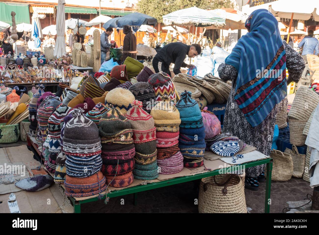 Les places et les souks de Marrakech sont le lieu d'interagir avec la ... Les places et les souks de Marrakech sont le lieu d'interagir avec la ...