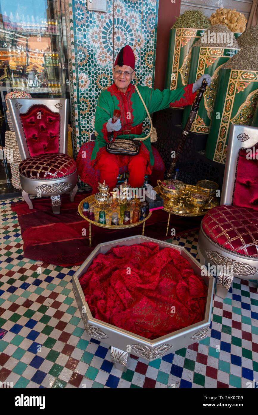 Les places et les souks de Marrakech sont le lieu d'interagir avec la ... Les places et les souks de Marrakech sont le lieu d'interagir avec la ...