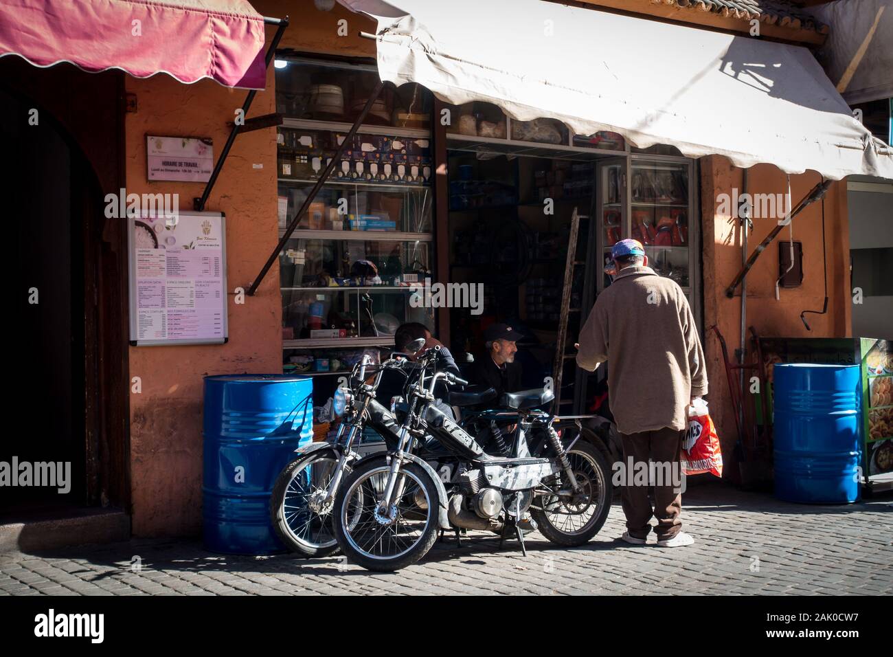 Les places et les souks de Marrakech sont le lieu d'interagir avec la ... Les places et les souks de Marrakech sont le lieu d'interagir avec la ...