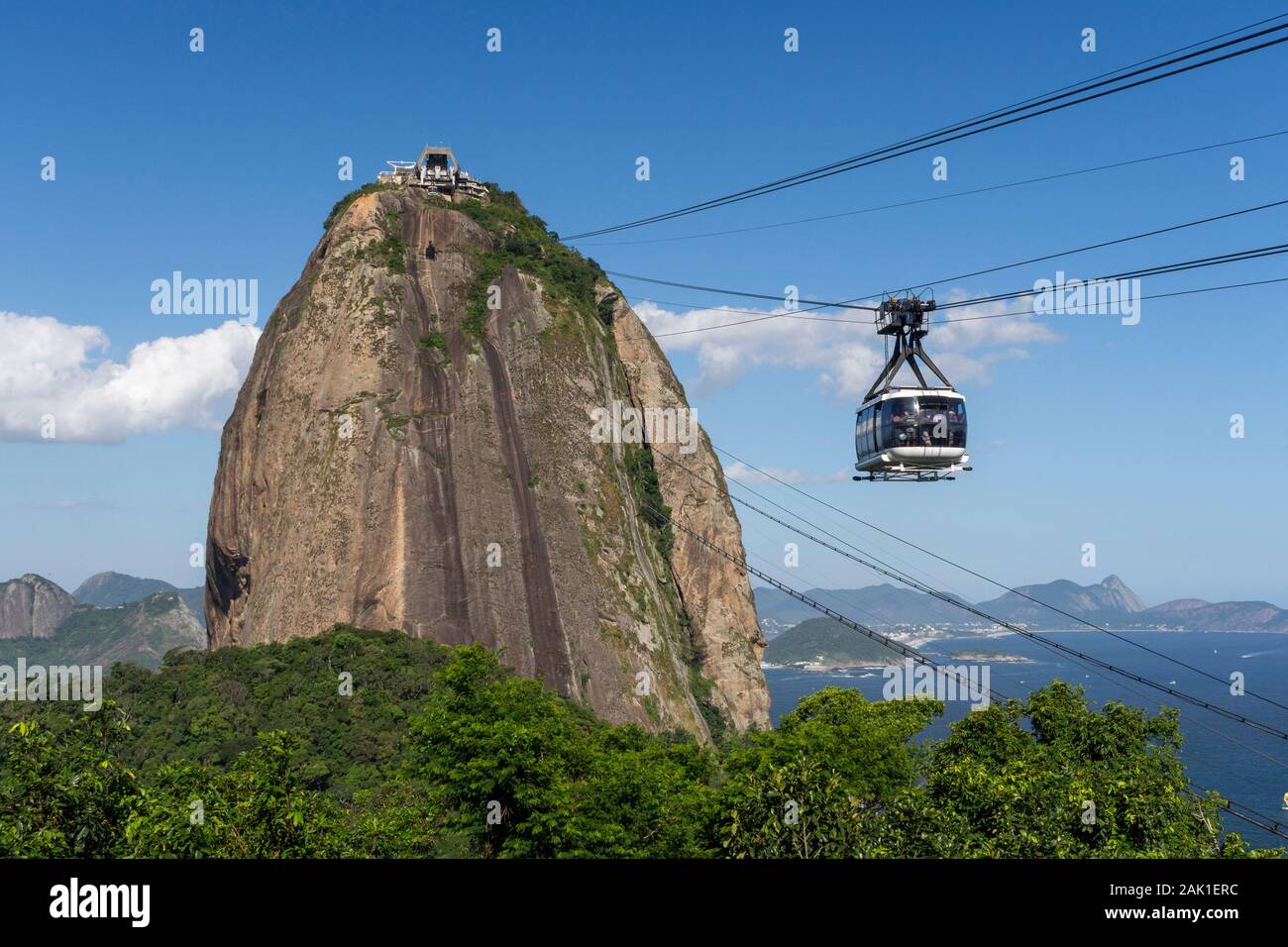 Belle vue depuis le téléphérique de la Montagne du Pain de Sucre à la ...