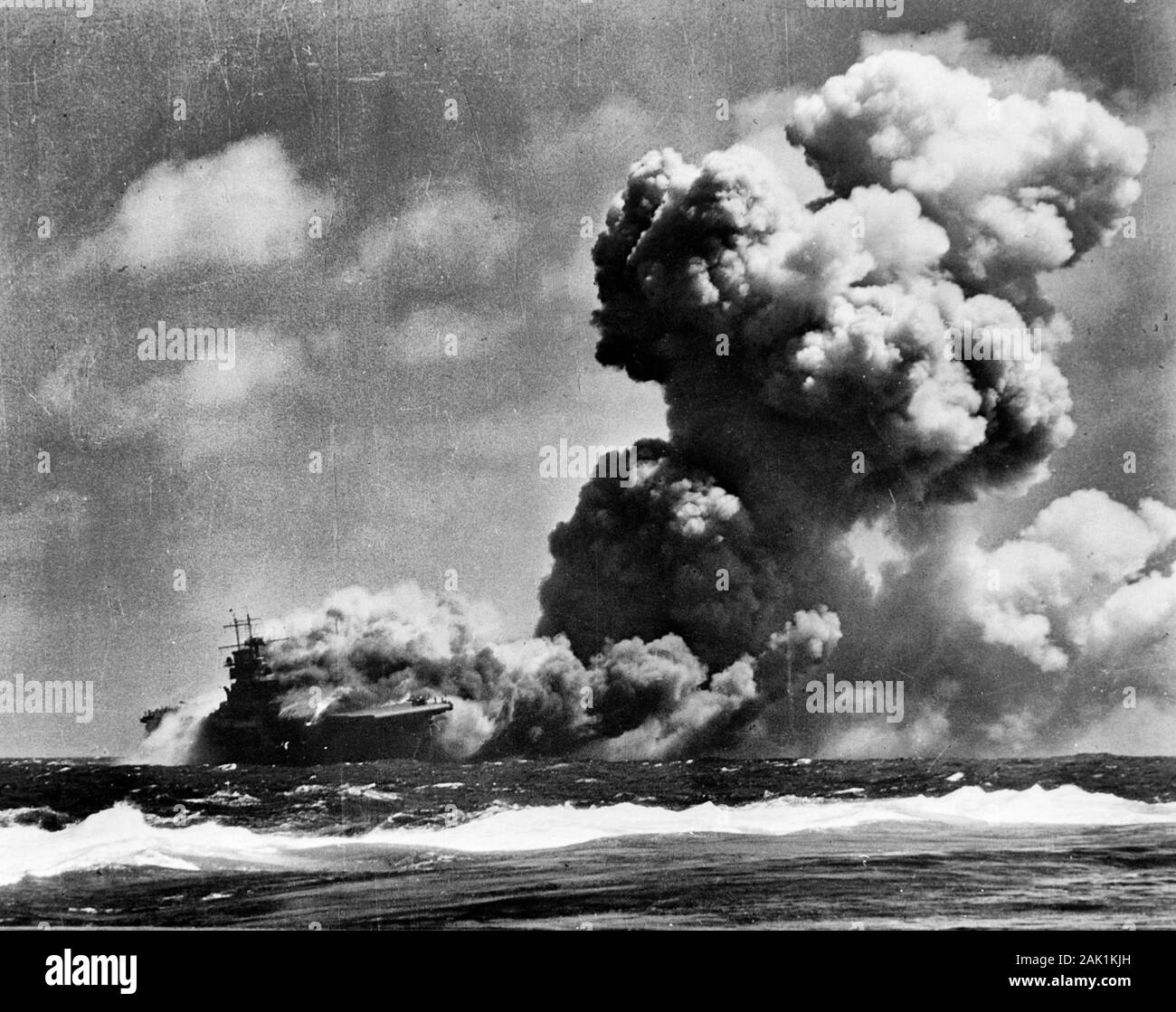 Le porte-avions américain USS Wasp (CV-7) La combustion après avoir ...