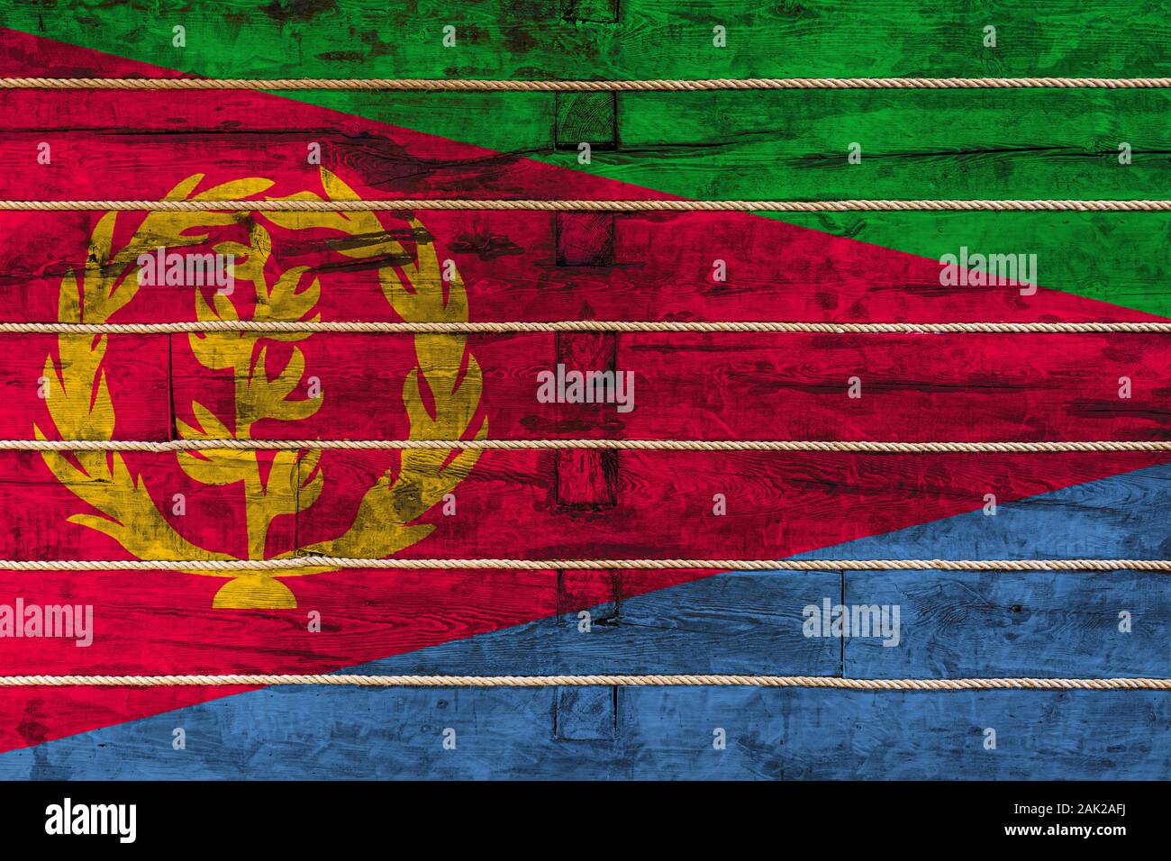 Drapeau national de l'Érythrée sur un mur en bois, arrière-plan. La ...