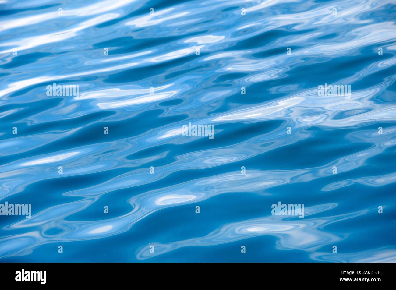 Ondulations dans le lac Banque de photographies et d’images à haute ...