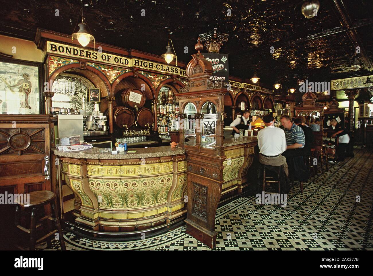 Les clients assis au bar le Crown Liquor Saloon qui a été ouvert en ...