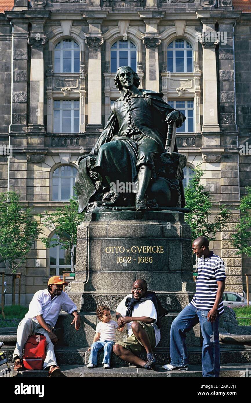 Les piétons assis au pied du Monument commémoratif de Otto von Guericke de Magdebourg. Otto von ...