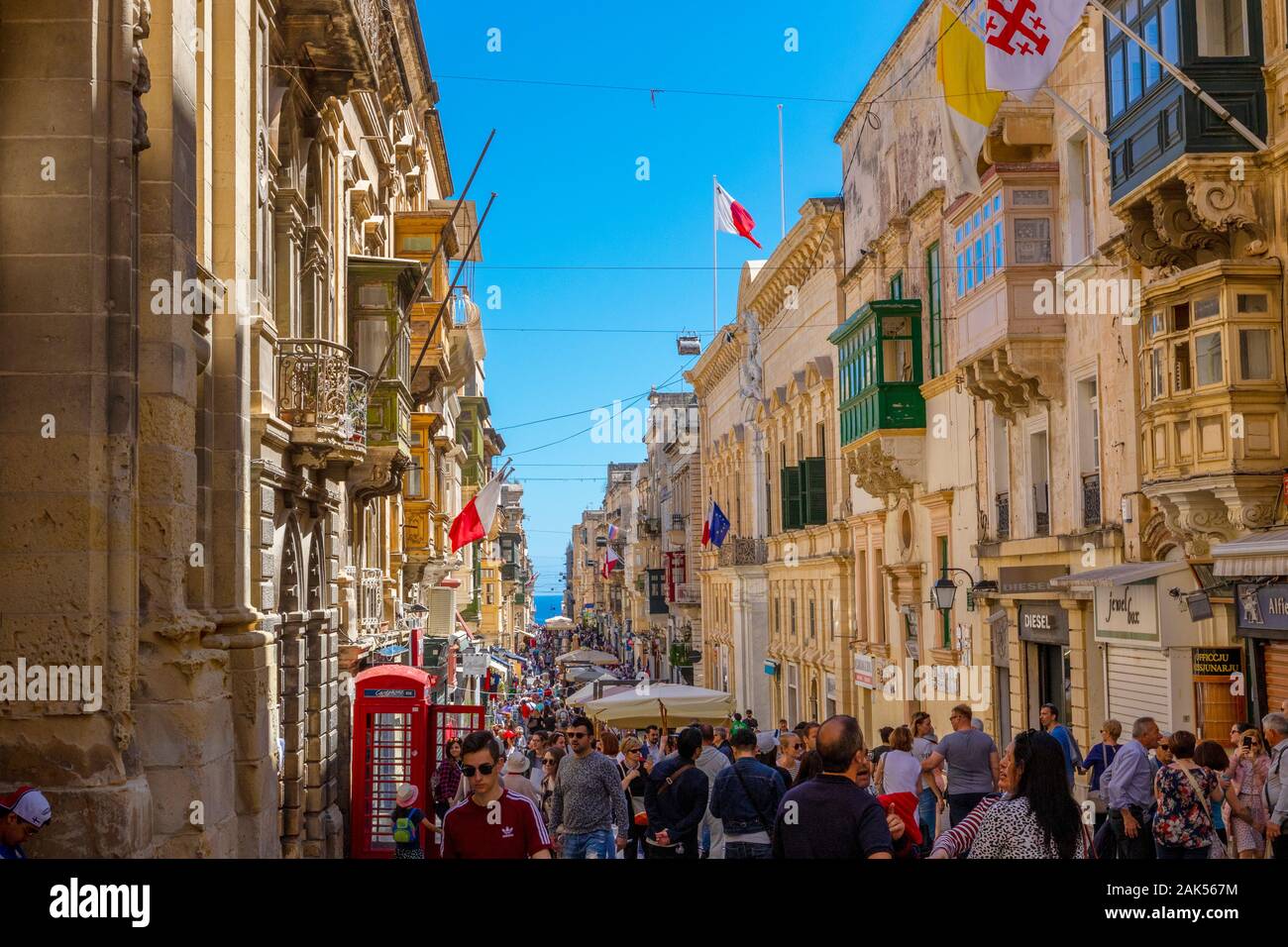 La Valette, Malte - 1 mai 2019 : les rues étroites typiques colorés ...