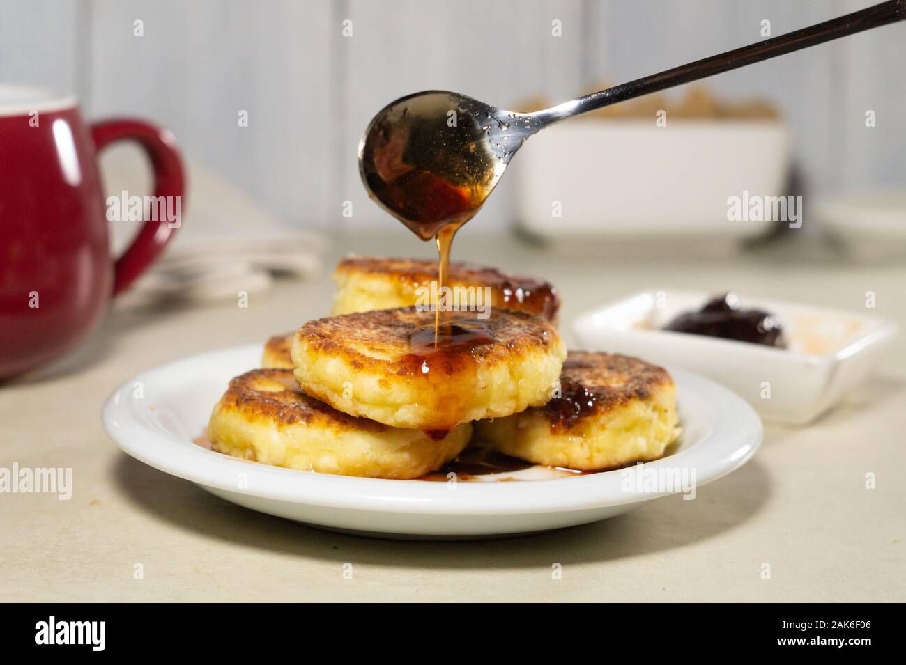 Verser alimente dans une assiette Banque de photographies et d’images à ...