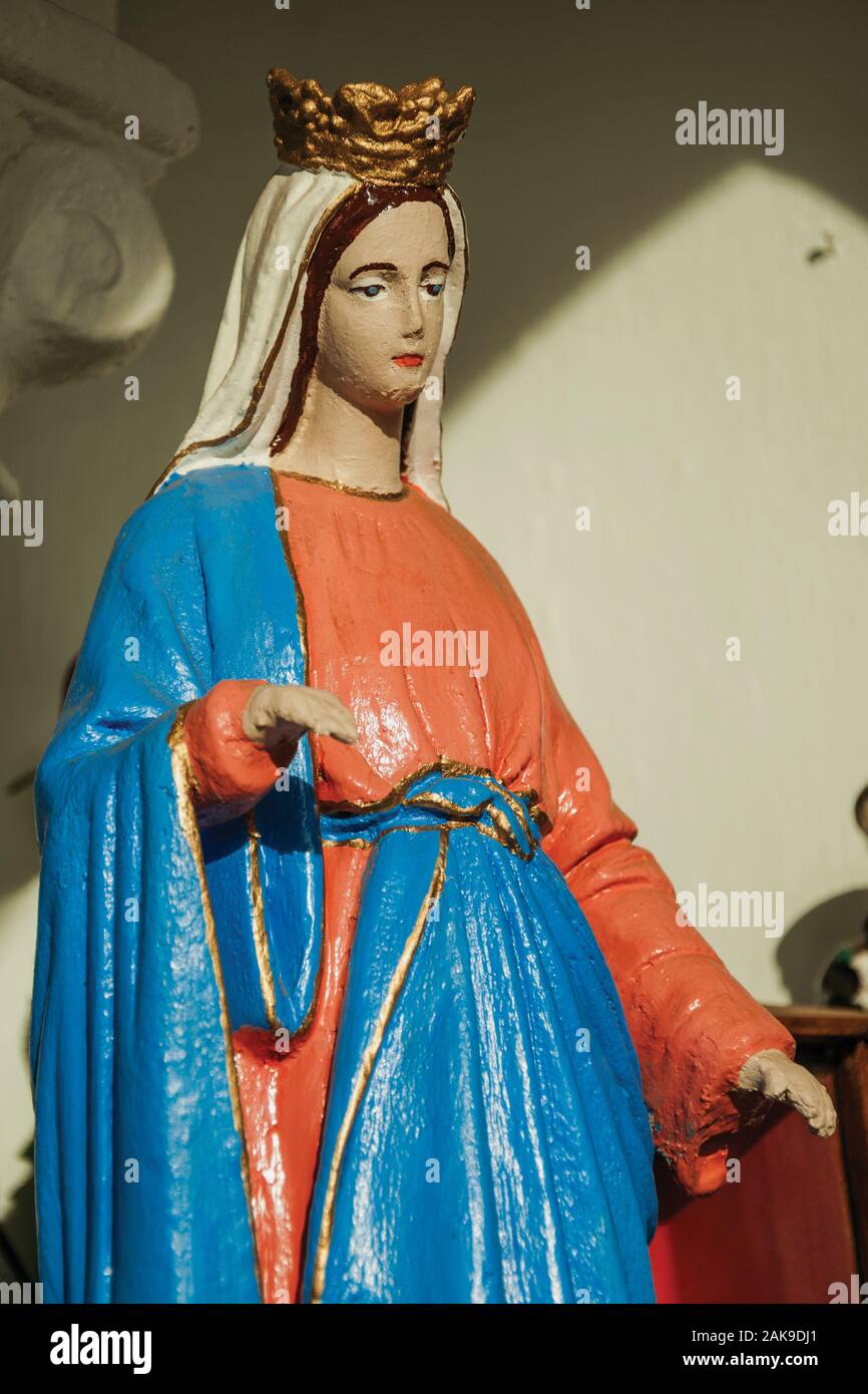 Statue de vierge marie dans une niche Banque de photographies et d ...