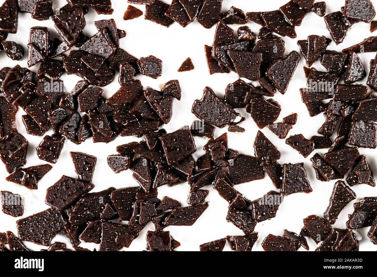 De chocolat râpé. Tas de chocolat au sol isolé sur fond blanc. Le ...