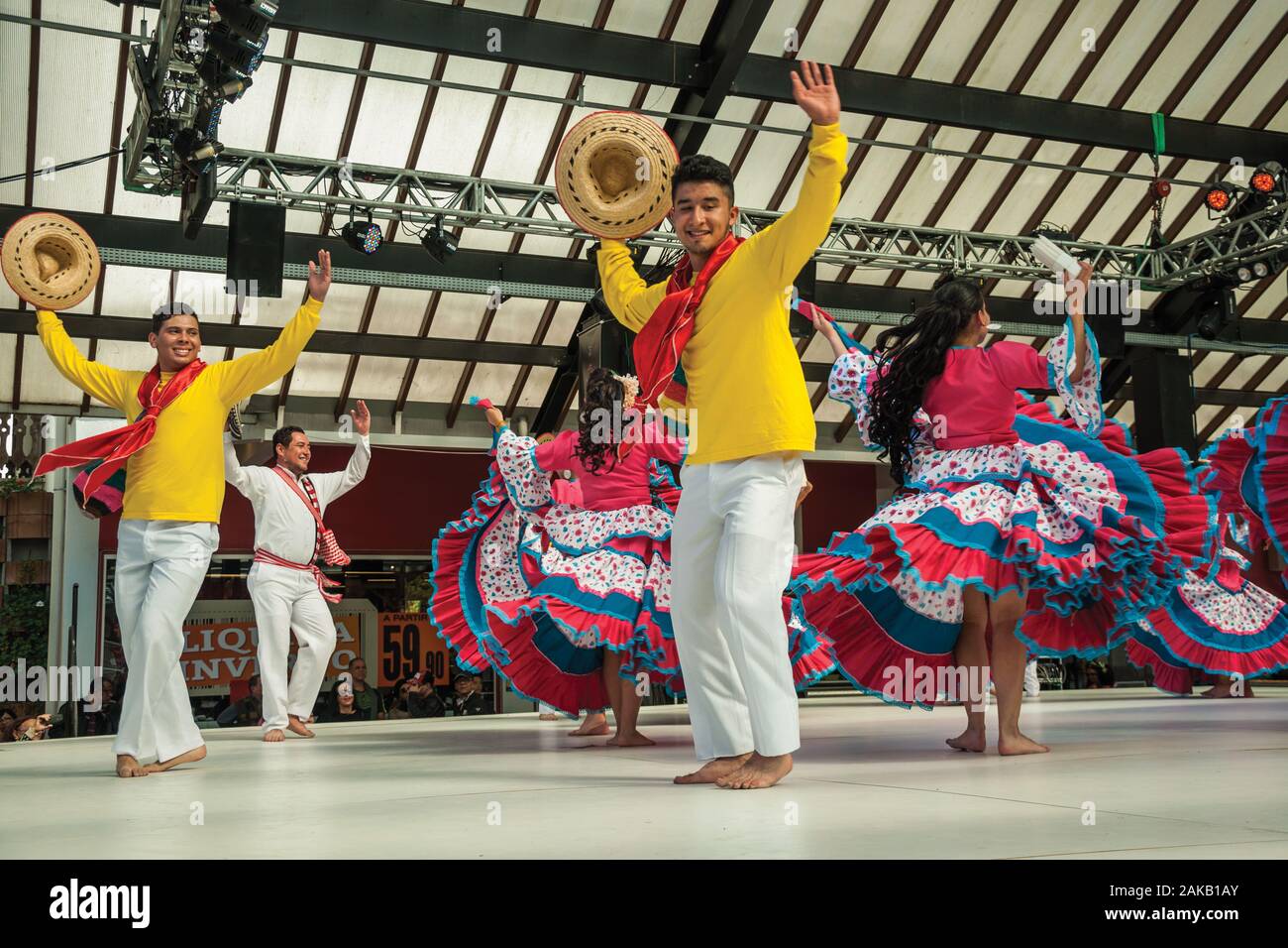 Danse folklorique colombienne effectuant une danse folklorique typique ...