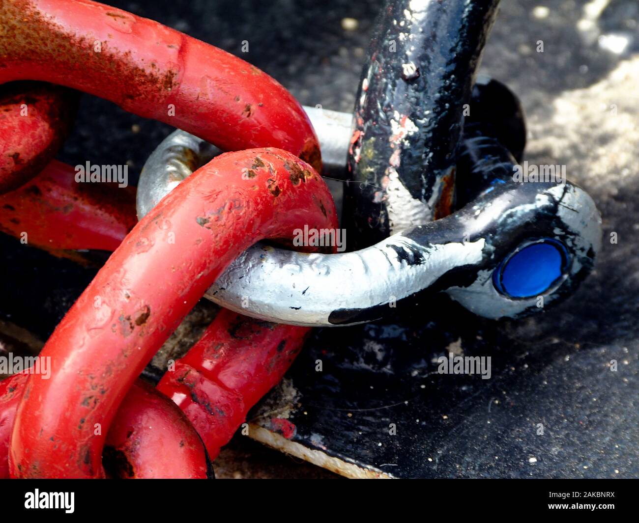 Chaîne d'acier rouillé lourd détail en rouge, noir et blanc à l'ancre ...