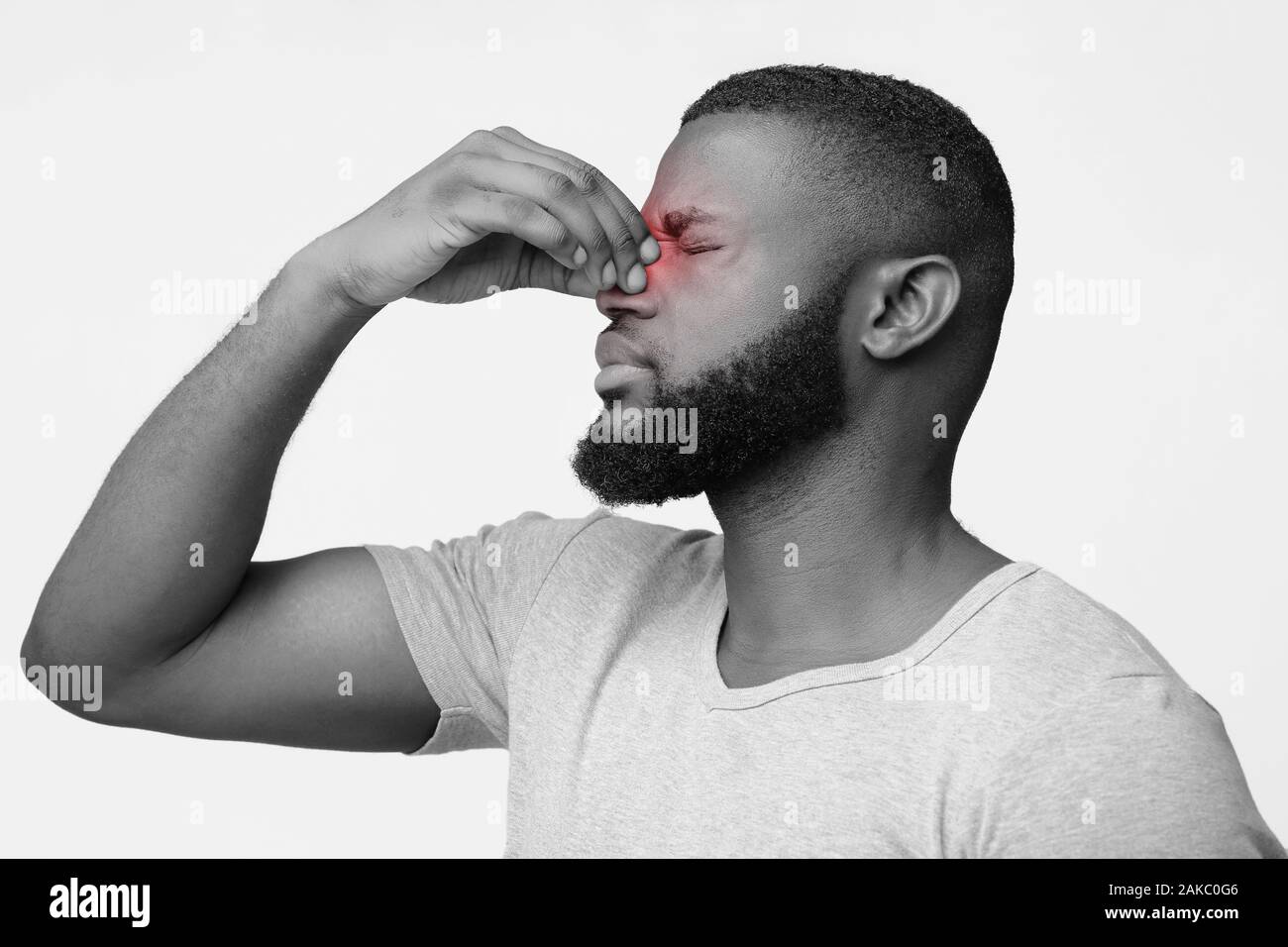 Jeune homme afro des problèmes avec la vision, Frottant son nez et les yeux, noir et blanc Photo ...